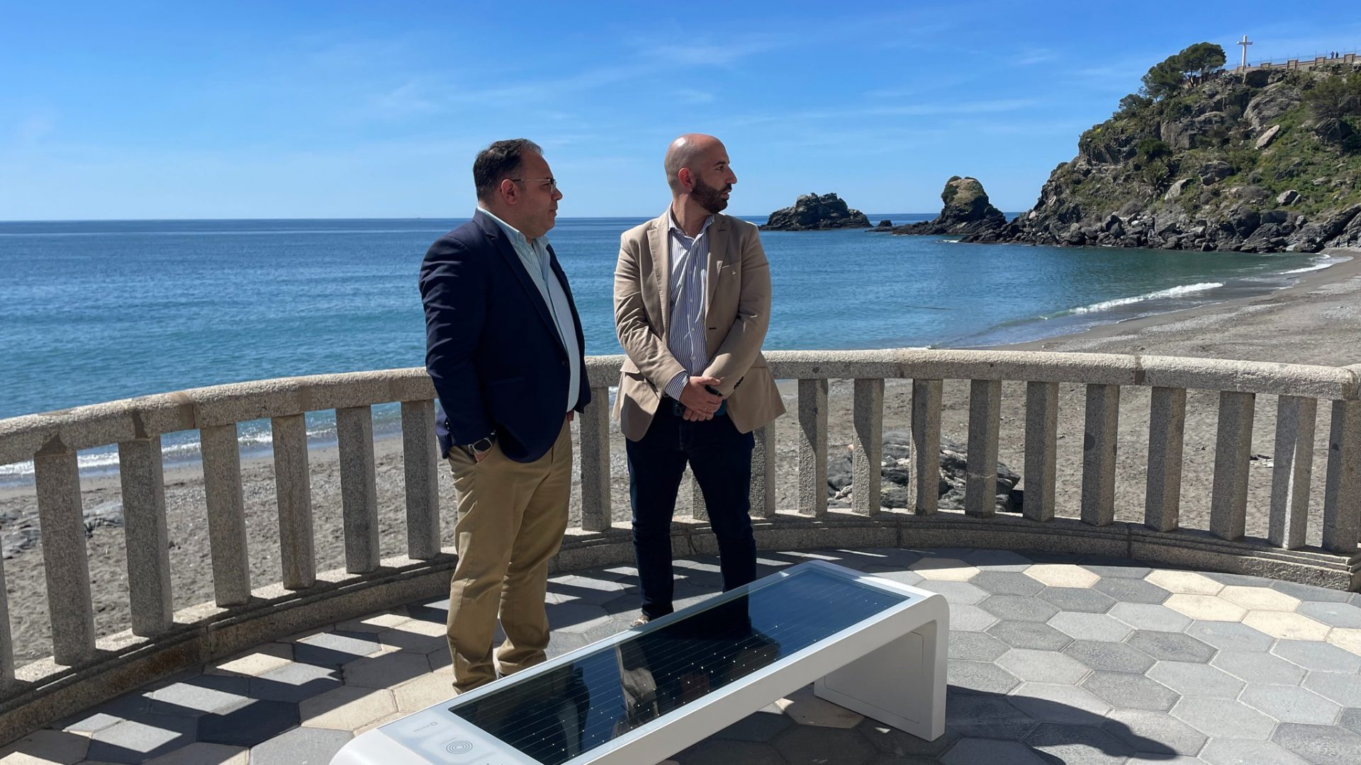 Almuñécar instala 8 “smart cubes” que cargan móviles y ofrecen WiFi ...